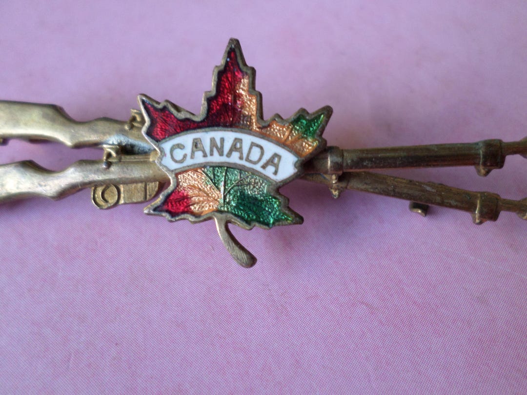 Vintage WW2 Enamel Maple Leaf Crossed Muskets Sweetheart Brooch or Pin ...
