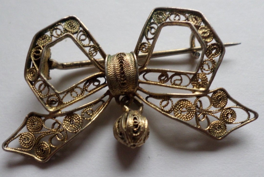 Vintage Gold Coloured Twisted Wire Bow Brooch With Dangling Charm Has C ...