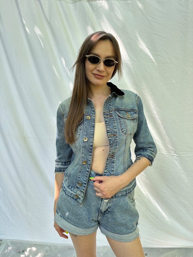 Jaqueta jeans vintage Dolce & Gabbana dos anos 90, modelo cropped com ...