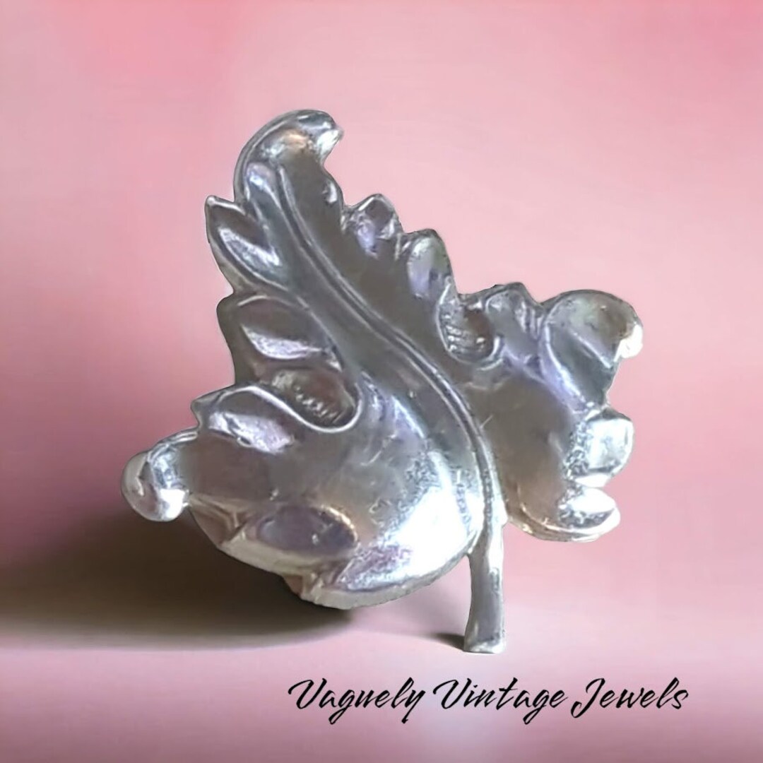 Épingle feuille élégante de 1940, argent sterling Objet de collection ...
