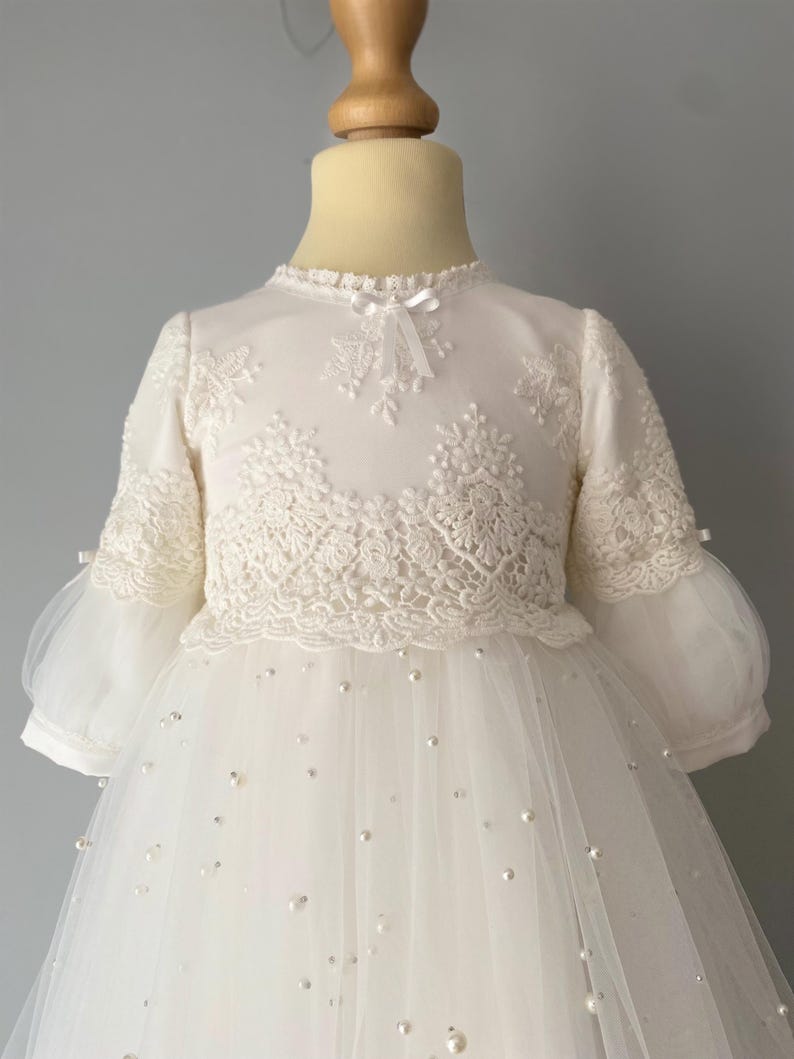 Vestido de batizado com corpete de renda feito à mão – Vestido de ...