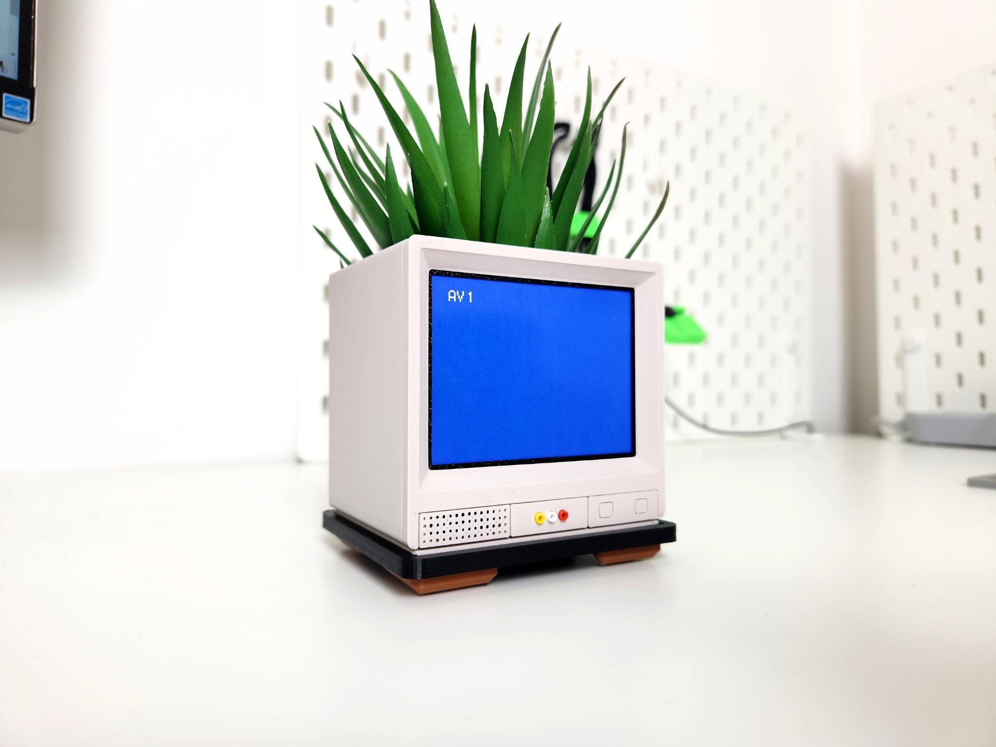 Retro CRT TV Flower Pot & Desk Organizer – Customizable Screen! - Etsy