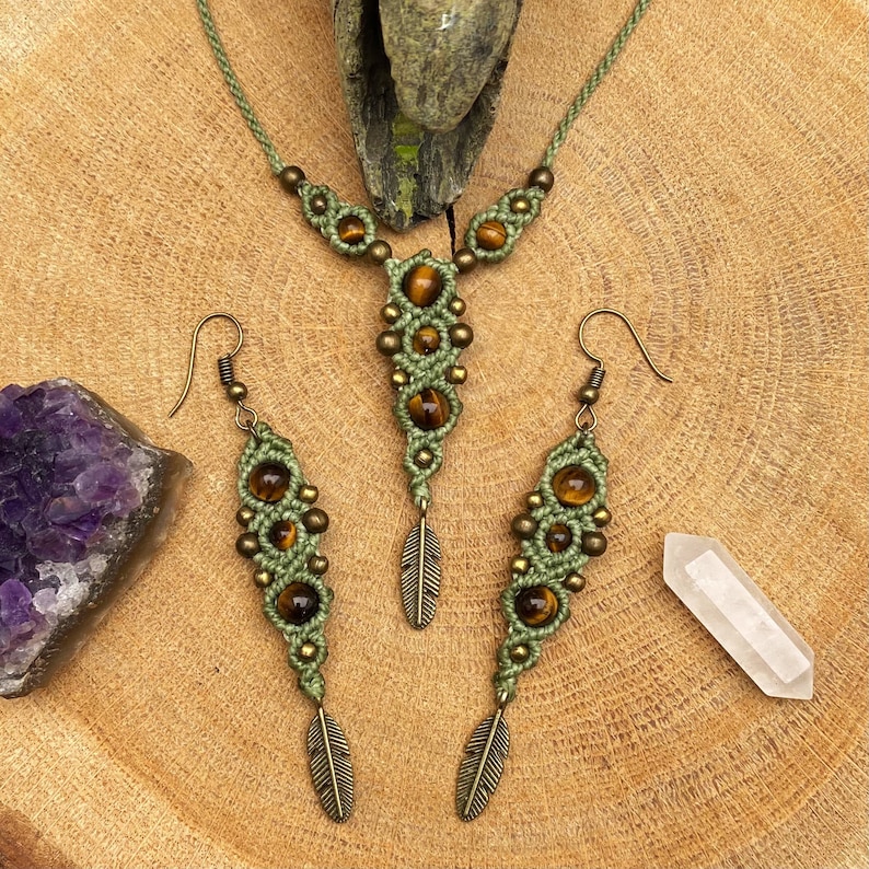 Grüne Makramee Dreadperle mit Edelstein- und Messingperlen mit Anhänger Dreadschmuck / Dreadbead ...