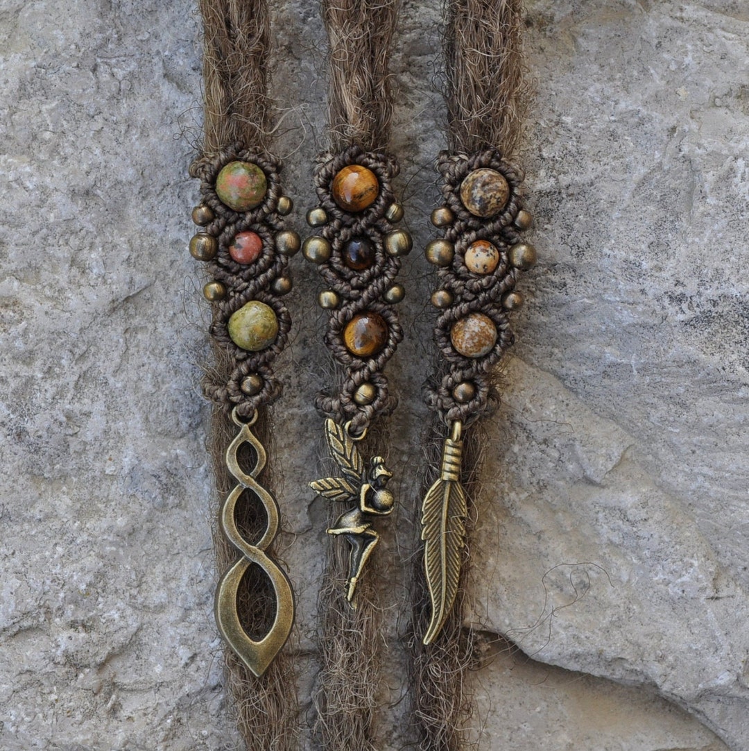 Braune Makramee Dreadperle mit Edelstein- und Messingperlen mit Anhänger / Dreadschmuck ...