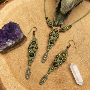 Grüne Makramee Dreadperle mit Edelstein- und Messingperlen mit Anhänger Dreadschmuck / Dreadbead ...