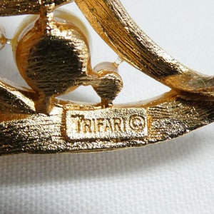 VINTAGE Beautiful Signed Trifari Faux Pearl & Clear Rhinestone Floral ...