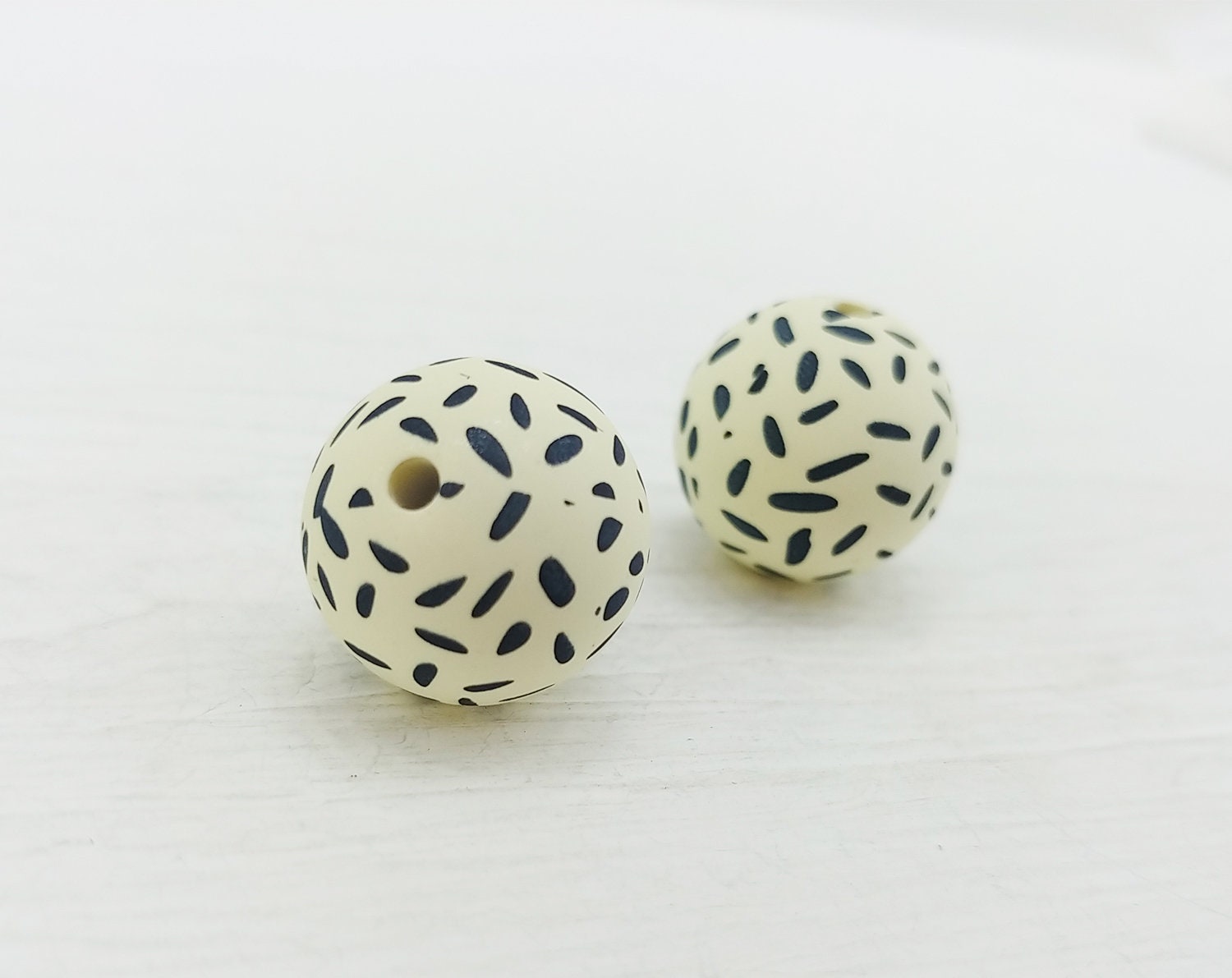 2 PCS - 18 Mm Ivory Matte Rubber Coated, Leopard Ball Matte Rubber ...