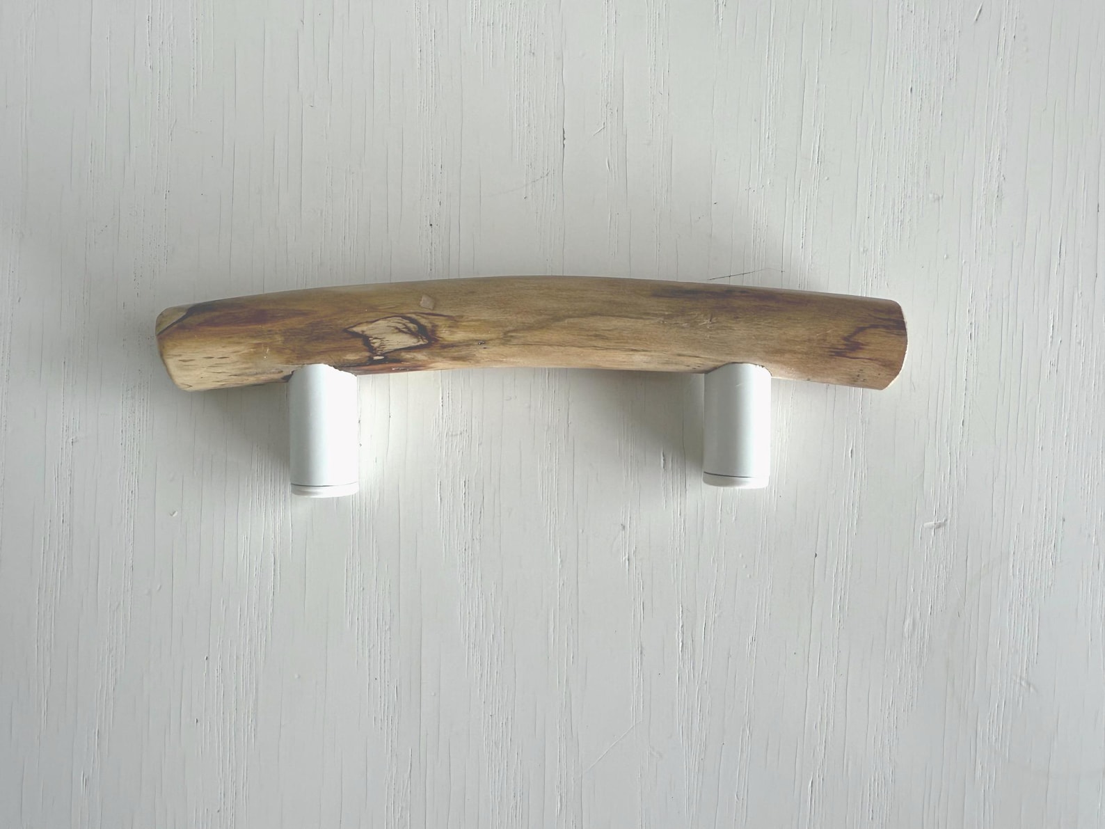 Le tiroir en bois de meubles de poignées et de boutons de bois flotté ...