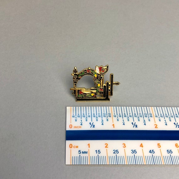 Vintage Clotilde Wilcox Sewing Machine Brooch, Gold T… - Gem