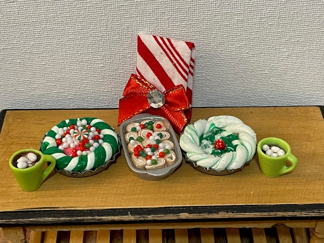 6-piece Christmas Goodies Set, 2 Festive Pies, 1 Pan of Cinnamon Rolls ...