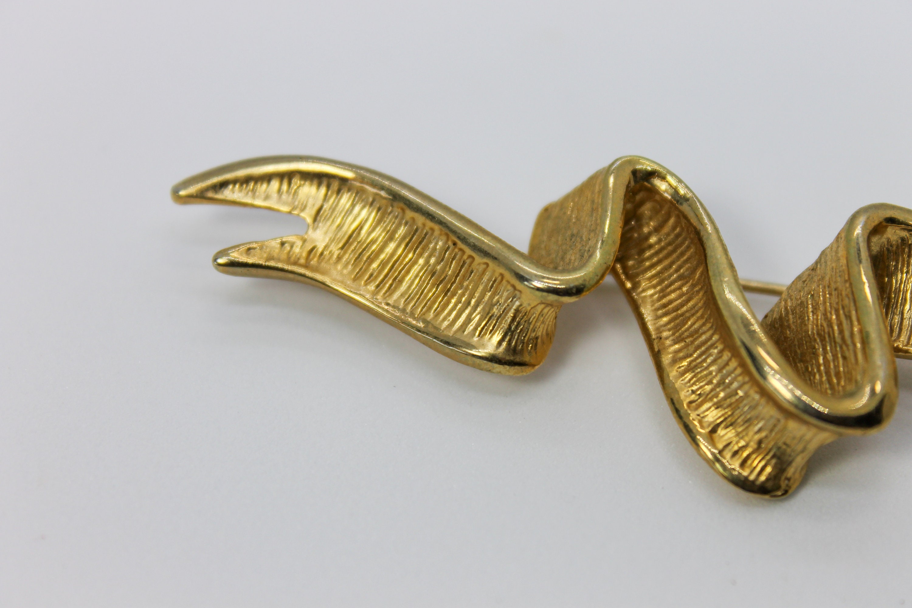 Vintage Brooch Gold Tone Metal Pin Ribbon Statement Evening - Etsy