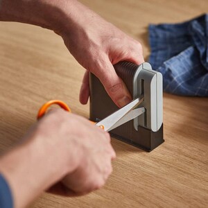 Fiskars Scissor Sharpener, for Right-handed People, Ceramic Grinding ...