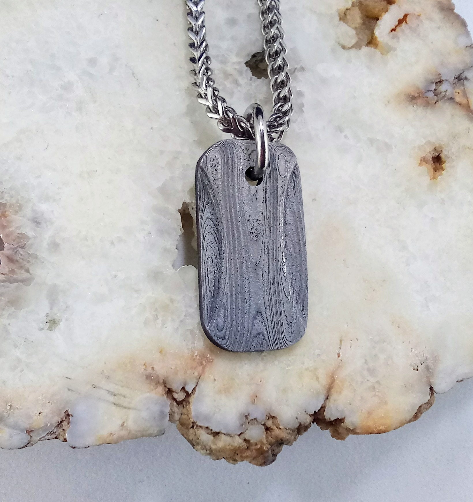 Damascus pendant. Stainless steel Damascus pendant. Damascus dog tag. Dog tag pendant. - Etsy.de
