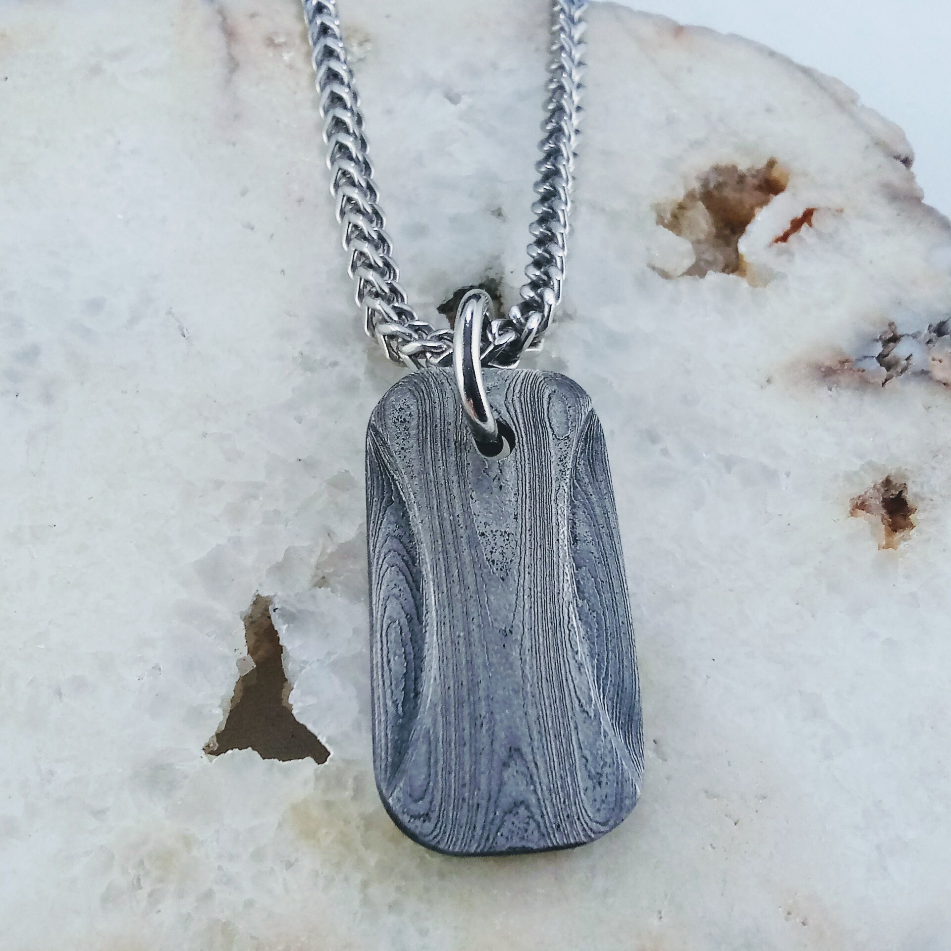 Damascus pendant. Stainless steel Damascus pendant. Damascus dog tag. Dog tag pendant. - Etsy.de