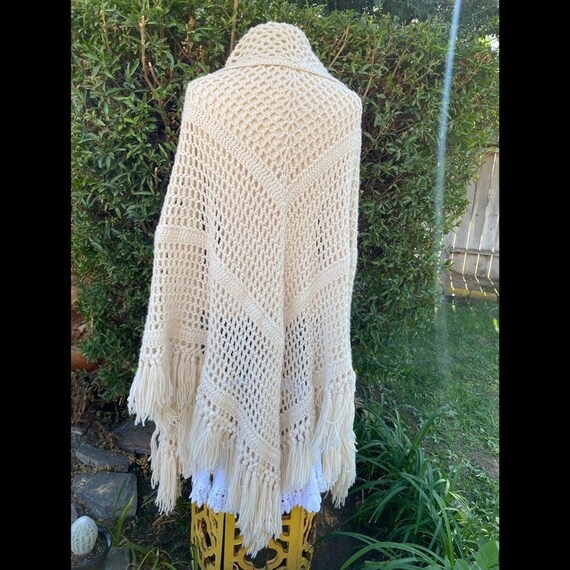 crocheted shawl vintage 1970s - Gem