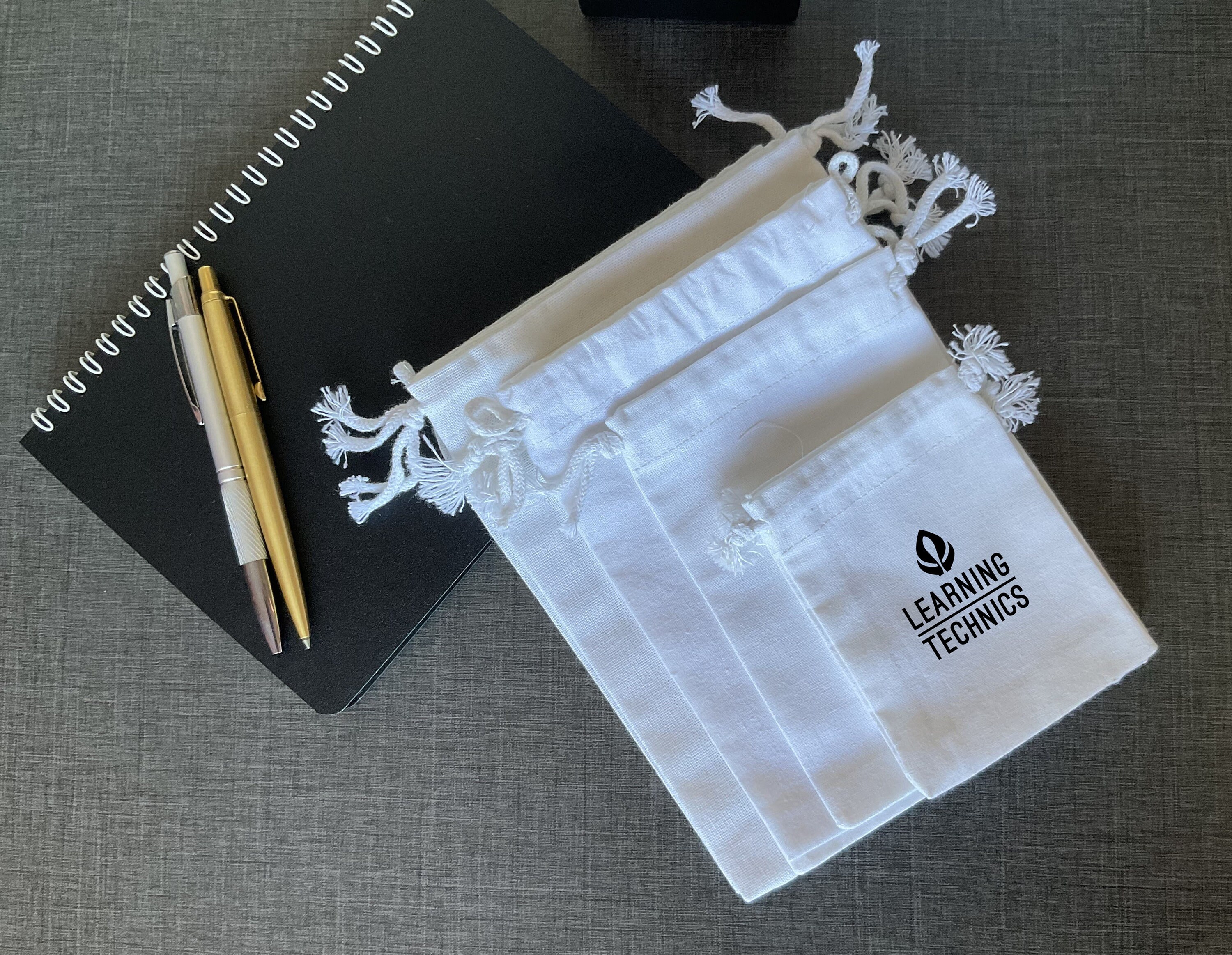 カスタムロゴ入りホワイトコットン巾着バッグ：パーソナライズギフト