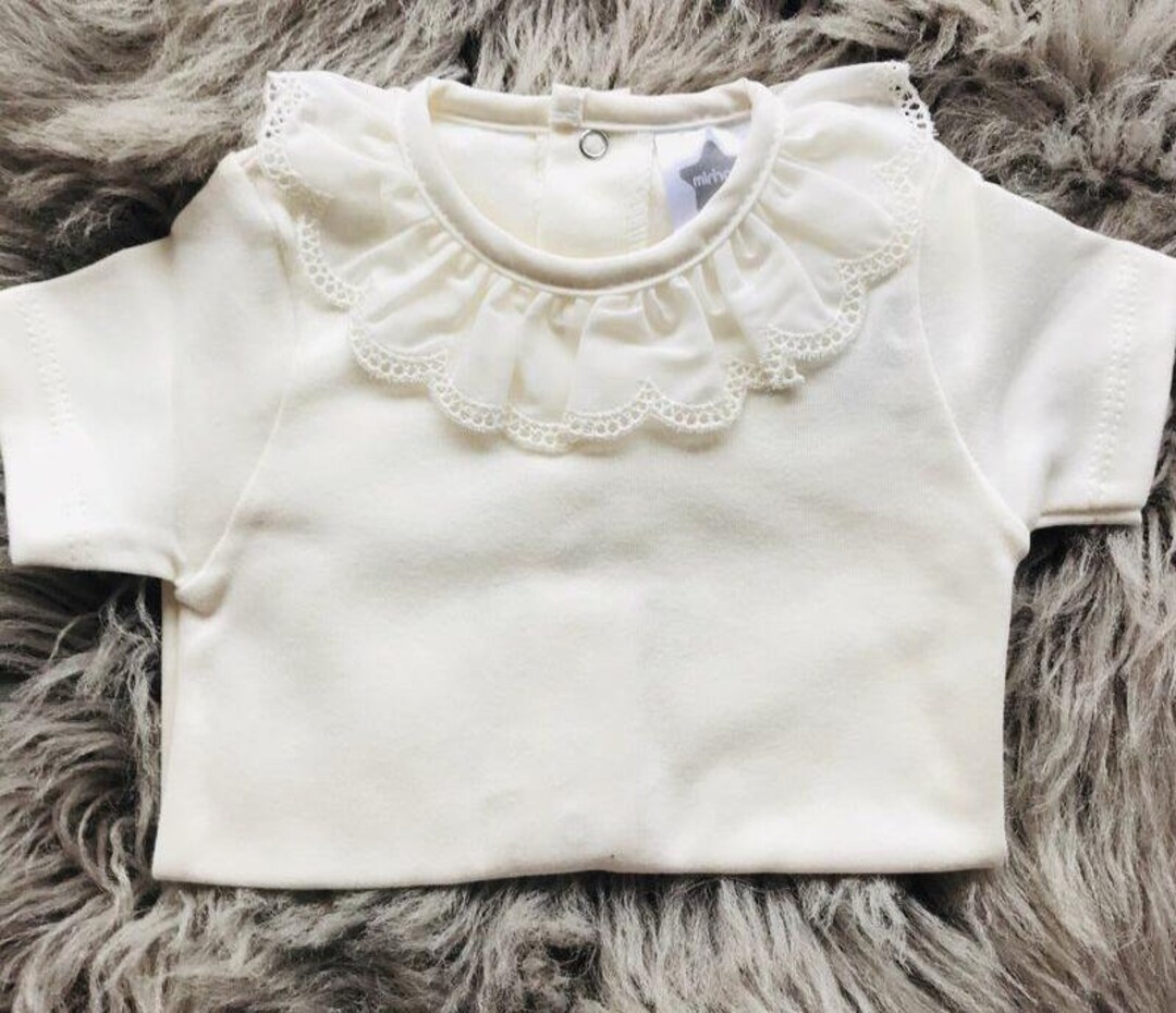 Un dernier gilet de luxe espagnol ivoire pour bébé, manches courtes et ...