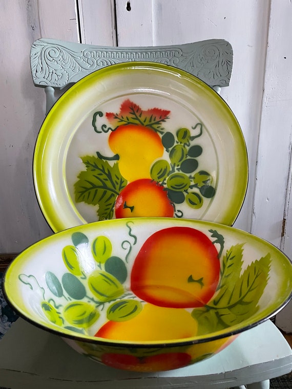 Enamel dishes store