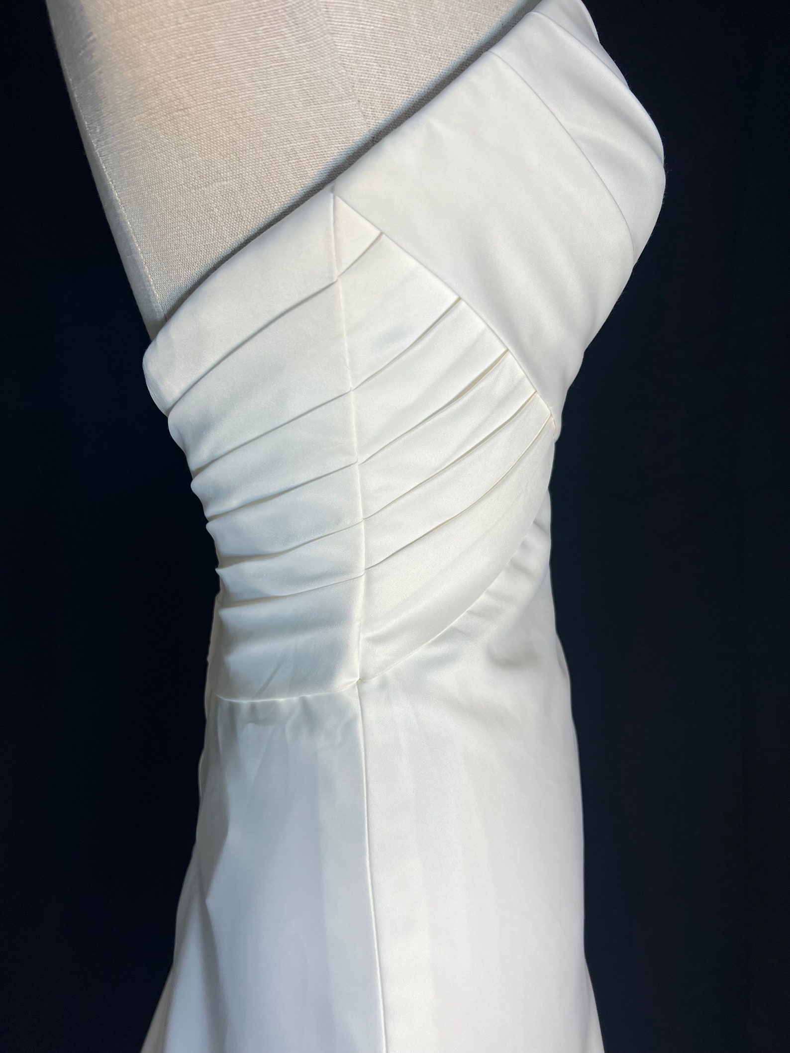 Simple, Elegant and Understated Gown by Allure Bridal Size 6/8 - Etsy