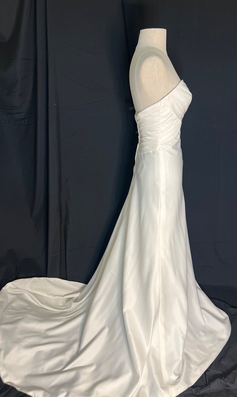 Simple, Elegant and Understated Gown by Allure Bridal Size 6/8 - Etsy