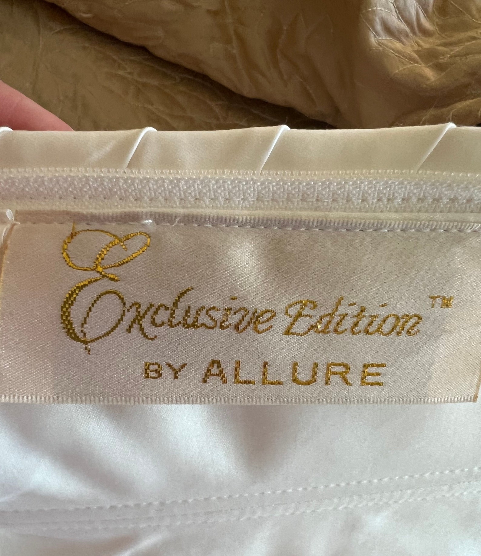 Simple, Elegant and Understated Gown by Allure Bridal Size 6/8 - Etsy