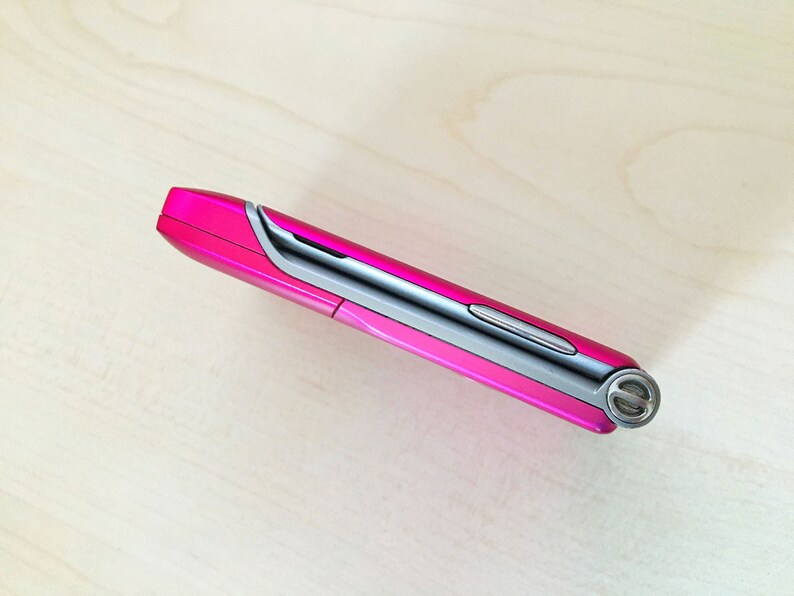 Motorola RAZR V3 Mit Naomi Campbells Signature Limited Edition Hot Pink ...