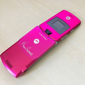Motorola RAZR V3 Mit Naomi Campbells Signature Limited Edition Hot Pink ...