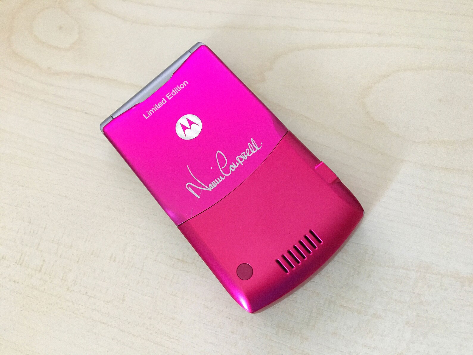 Motorola RAZR V3 Mit Naomi Campbells Signature Limited Edition Hot Pink ...
