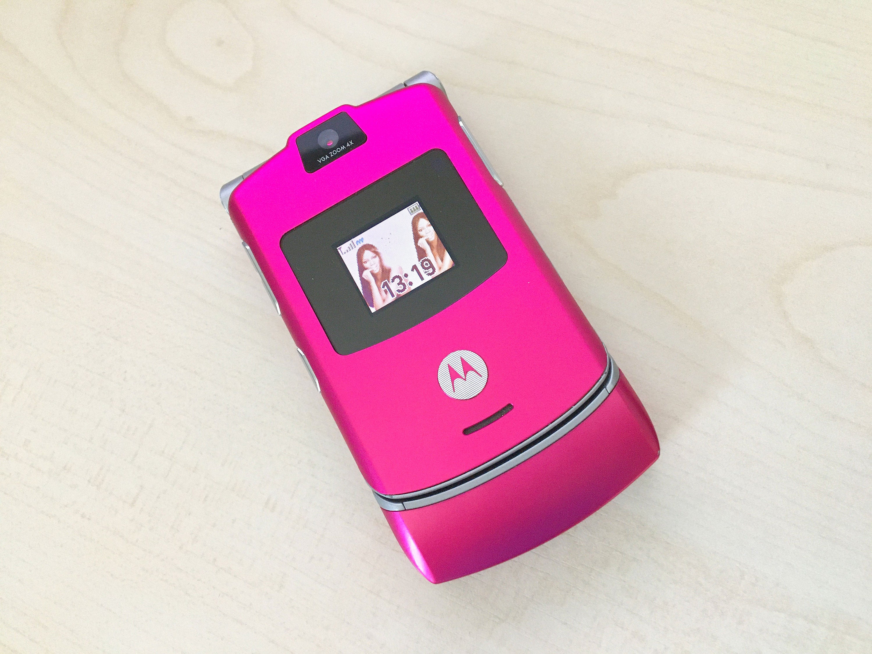 Motorola RAZR V3 Mit Naomi Campbells Signature Limited Edition Hot Pink ...