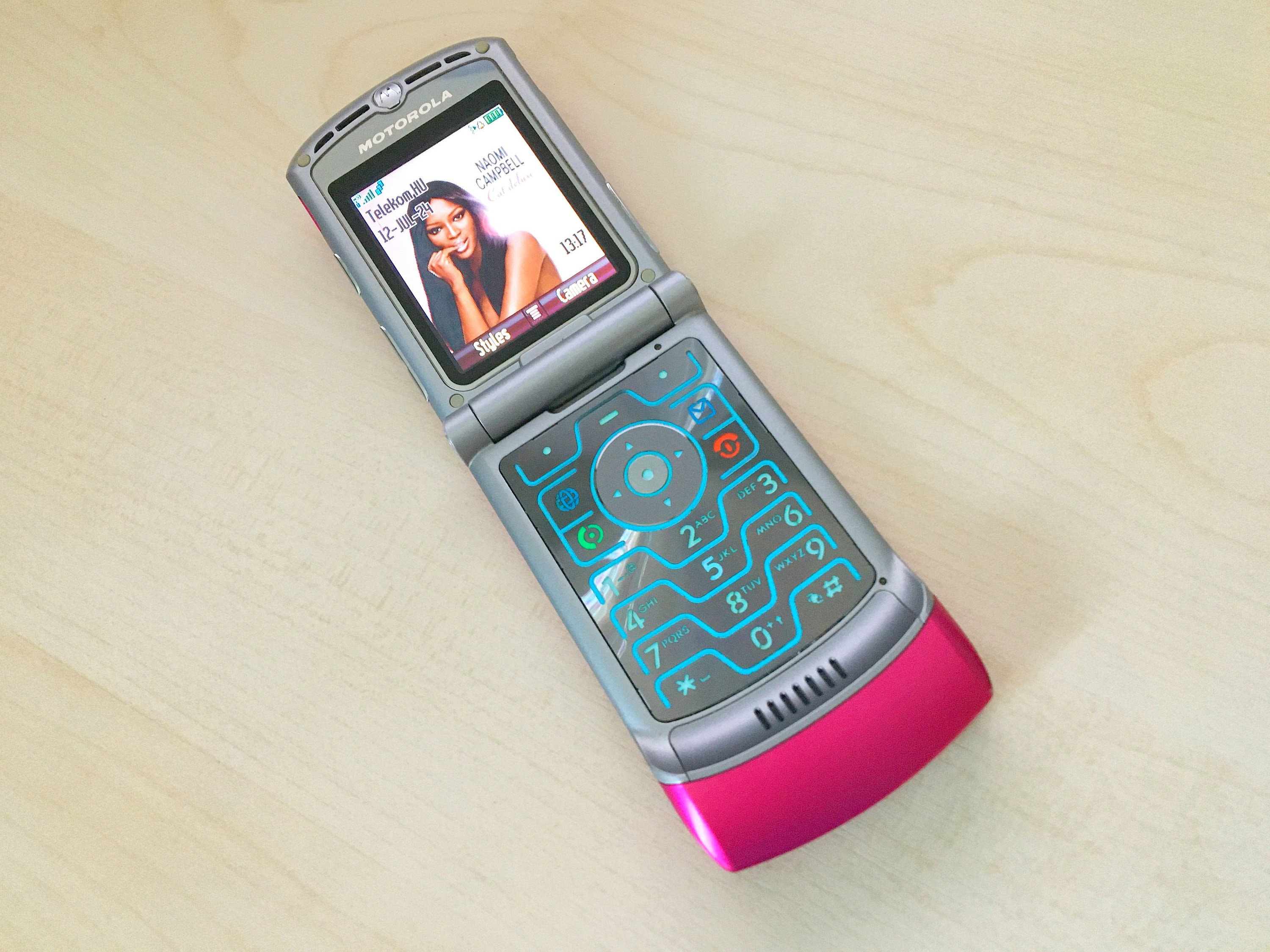 Motorola RAZR V3 Mit Naomi Campbells Signature Limited Edition Hot Pink ...