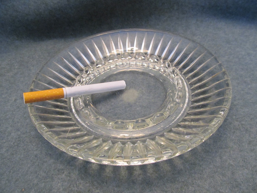 Clear Glass Ash Tray, Round Textured Ash Tray, Nice Sized Round Ash ...