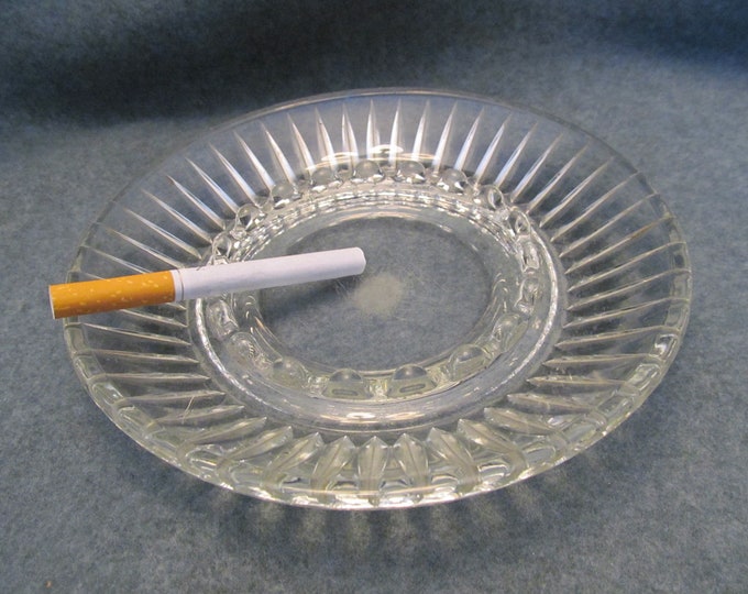 Clear Glass Ash Tray, Round Textured Ash Tray, Nice Sized Round Ash ...