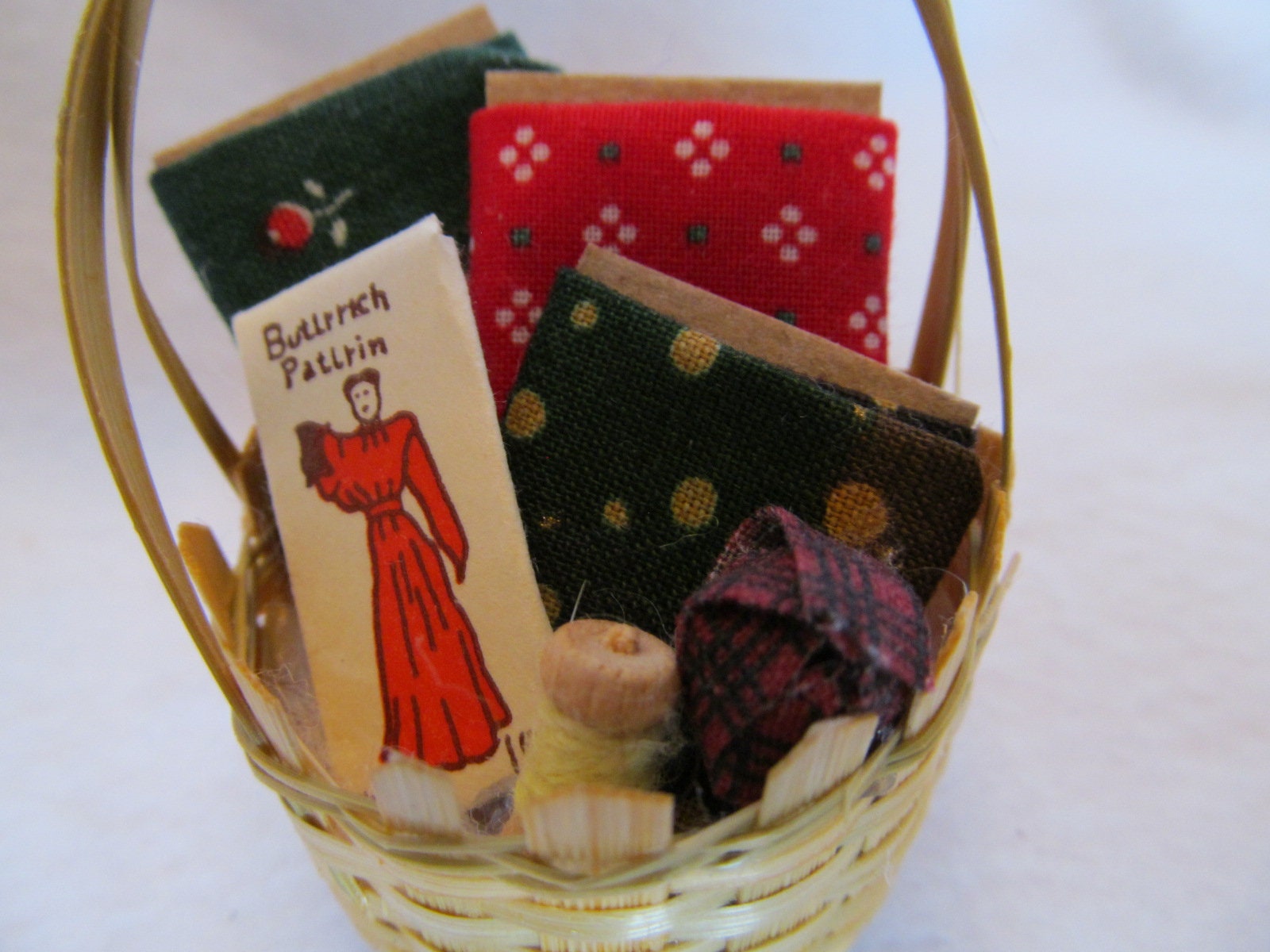 Vintage Small Sewing Basket With Bolts of Fabric, Paper Pattern, Thread ...