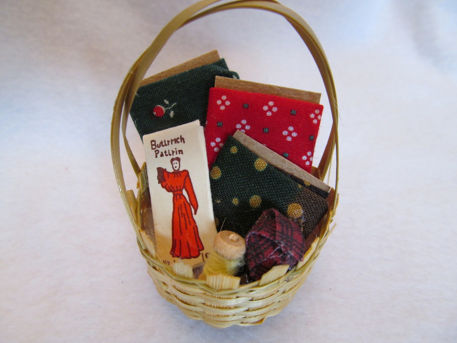 Vintage Small Sewing Basket With Bolts of Fabric, Paper Pattern, Thread ...