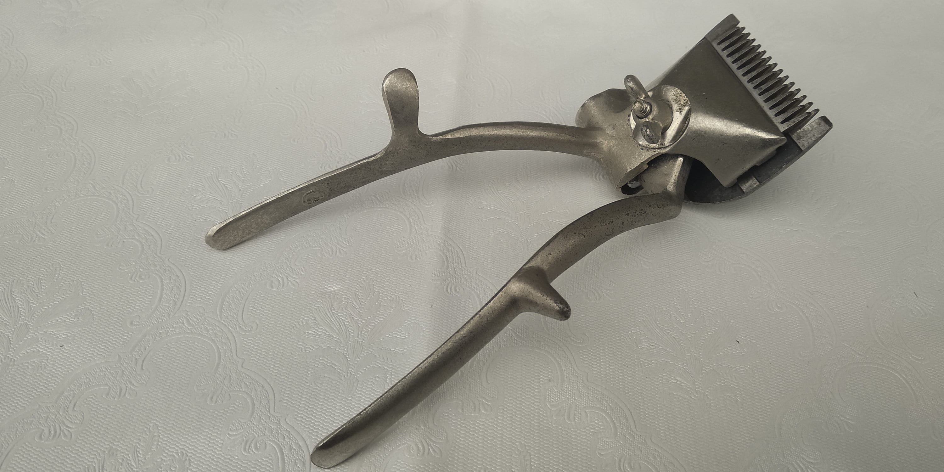 Vintage Manual Hair Clipper, Old Barber Hand Trimmer, Retro Barber Tool ...