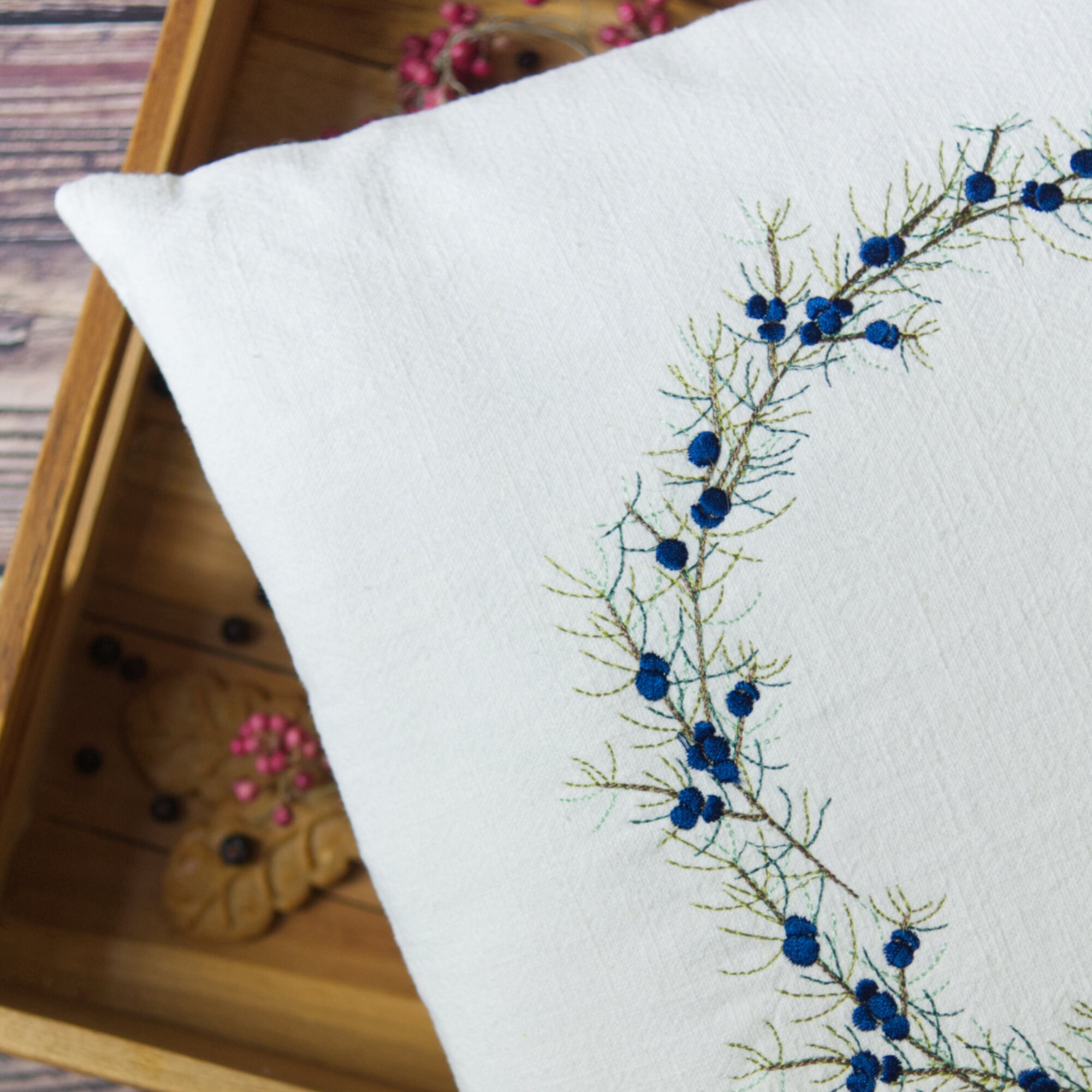 Embroidery File Large Juniper Wreath - Etsy