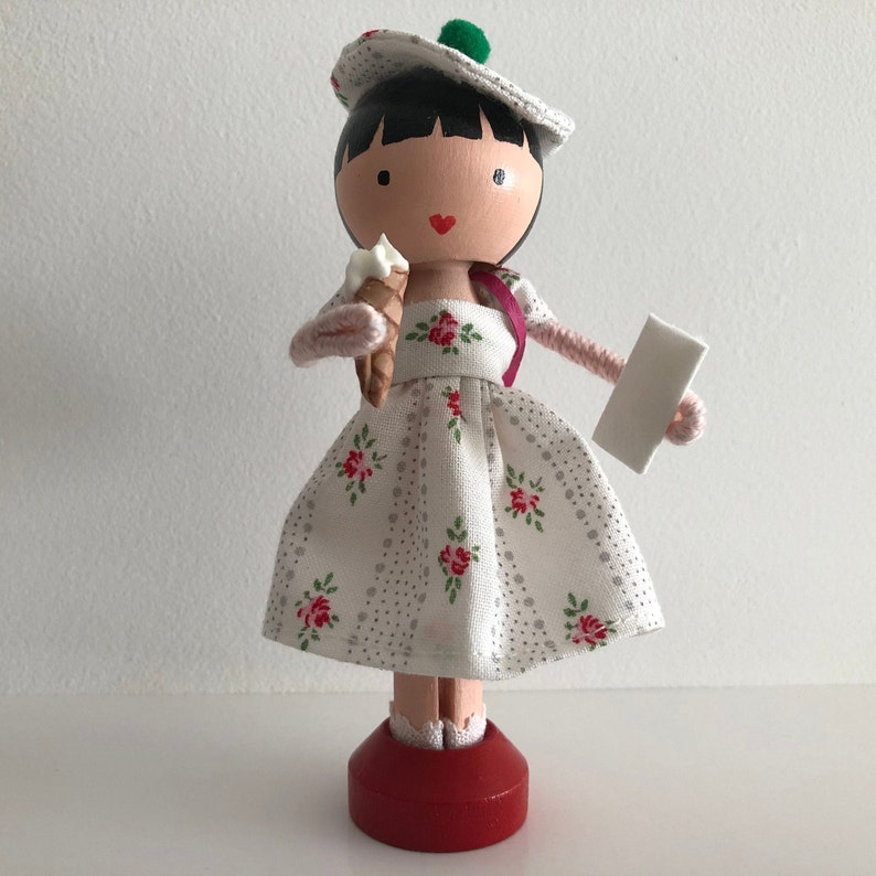 Heloise est une petite poupée en bois faite par marydollpins | Etsy
