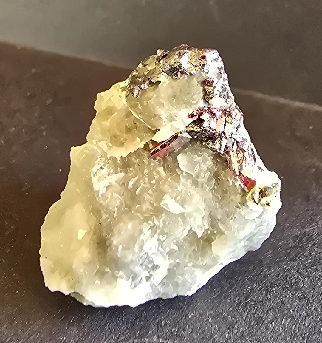 Proustita y acantita de plata rubí sobre calcita (Marruecos): Ejemplar ...