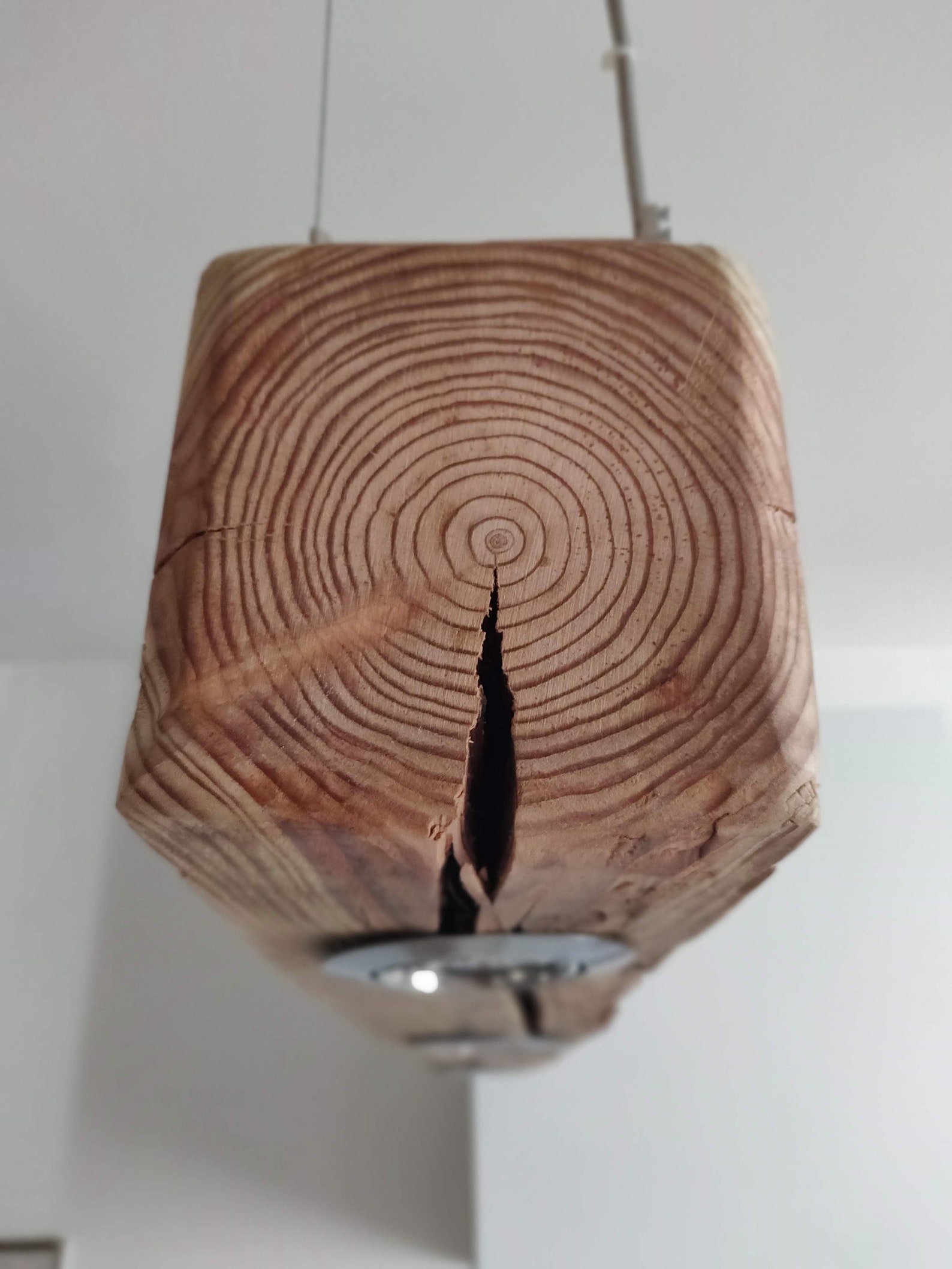 Lampadario con trave in legno di recupero - luce led - faretti led ... Lampadario con trave in legno di recupero - luce led - faretti led ...