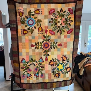 Quilt Made With Homespun Fabric and Appliquéd With Batik Fabric - Etsy