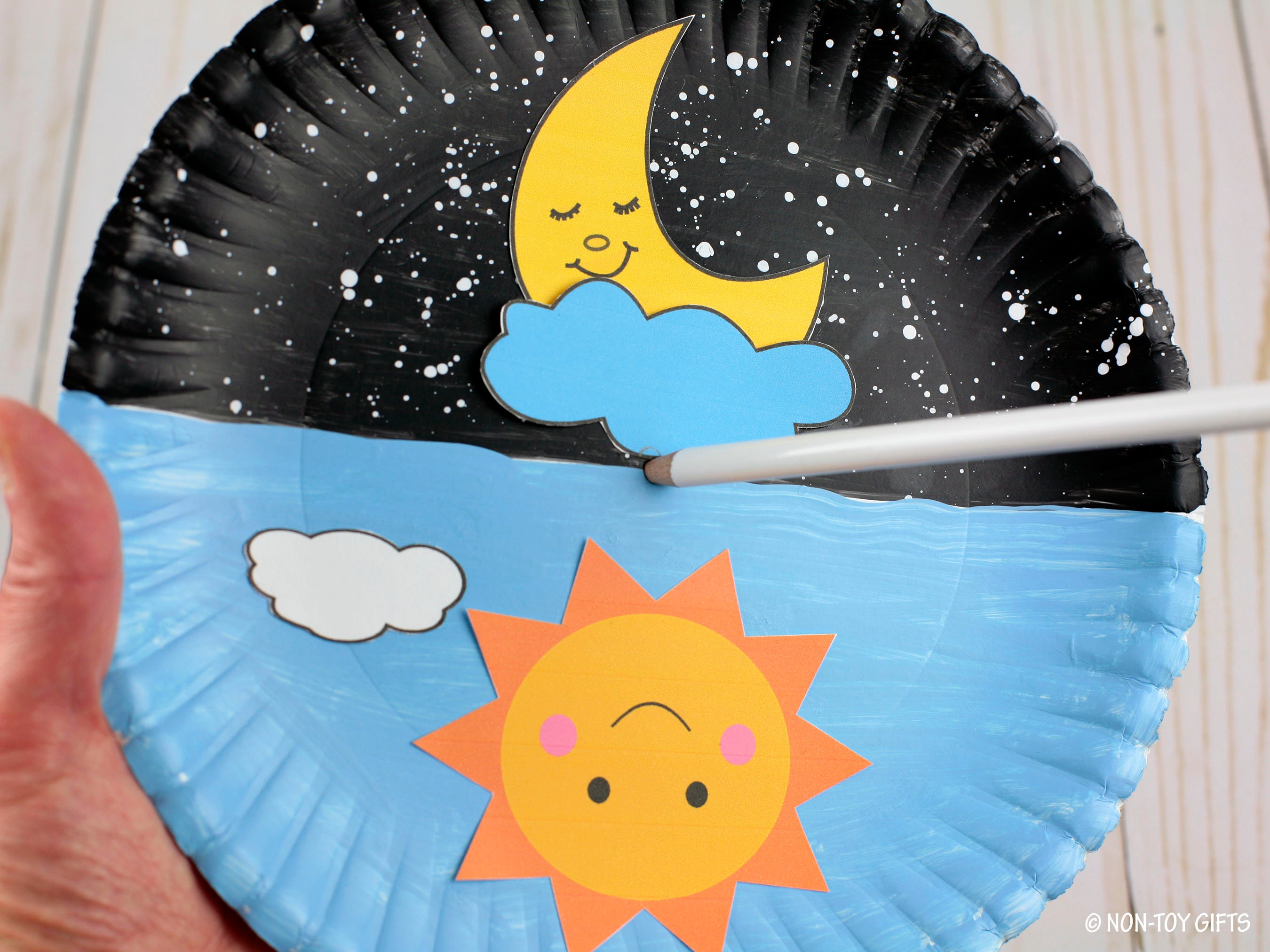 Day and Night Craft - Paper Plate Kindergarten Craft - Sun and Moon ...
