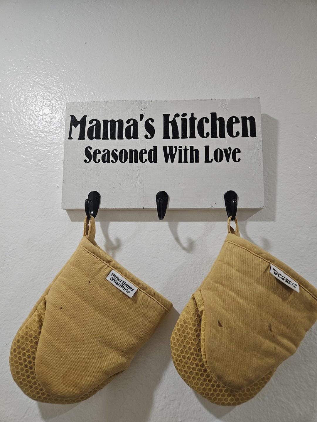 Mama's Kitchen Apron & Oven Mitt Hanger | Perfect for Grab Bag, White ...