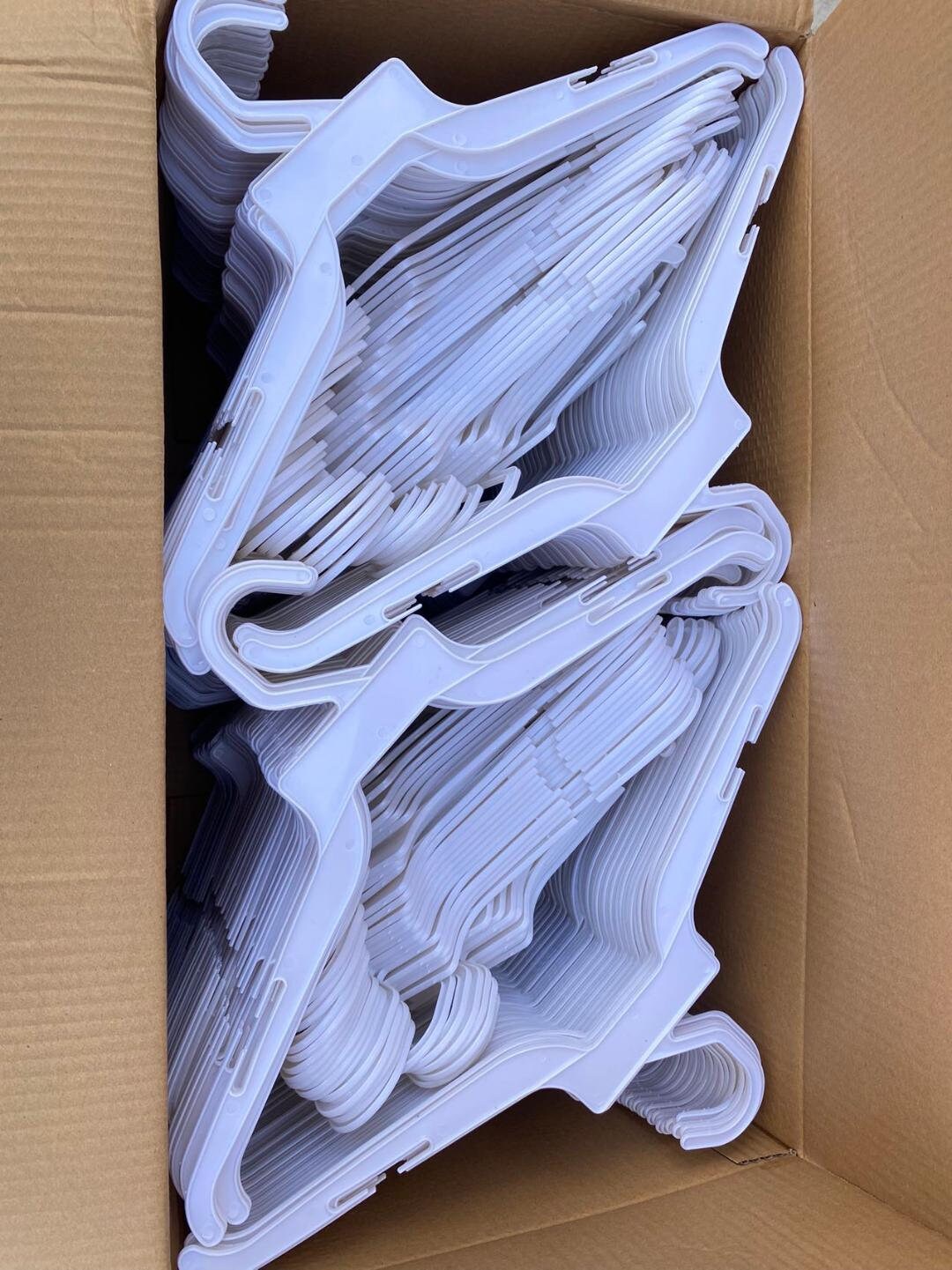 16'' White Economical Notched Top Plastic Hangers - Pack of 500 (BL-64 ...