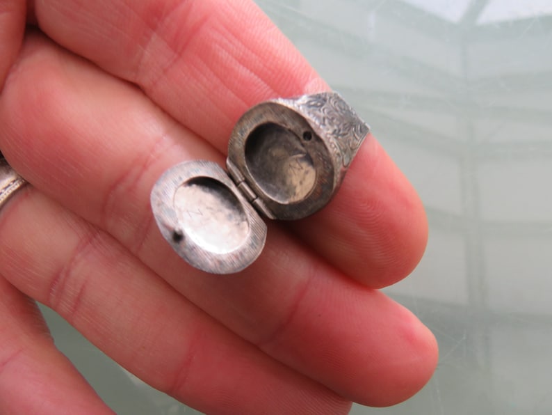 VINTAGE SILVER POISON Ring - Etsy
