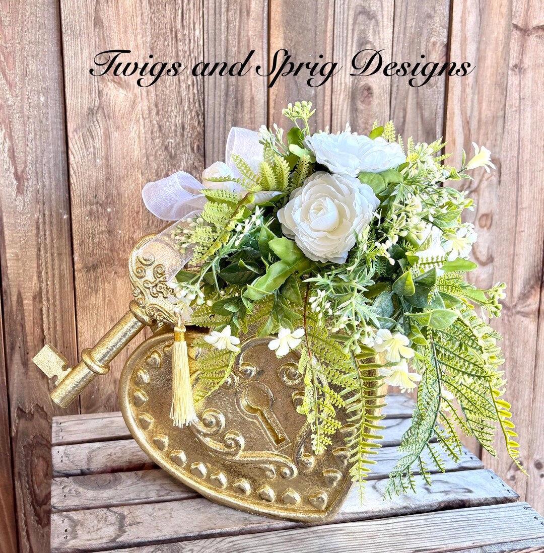 Gold Heart Lock Centerpiece With Key, Elegant Floral Arrangement ...