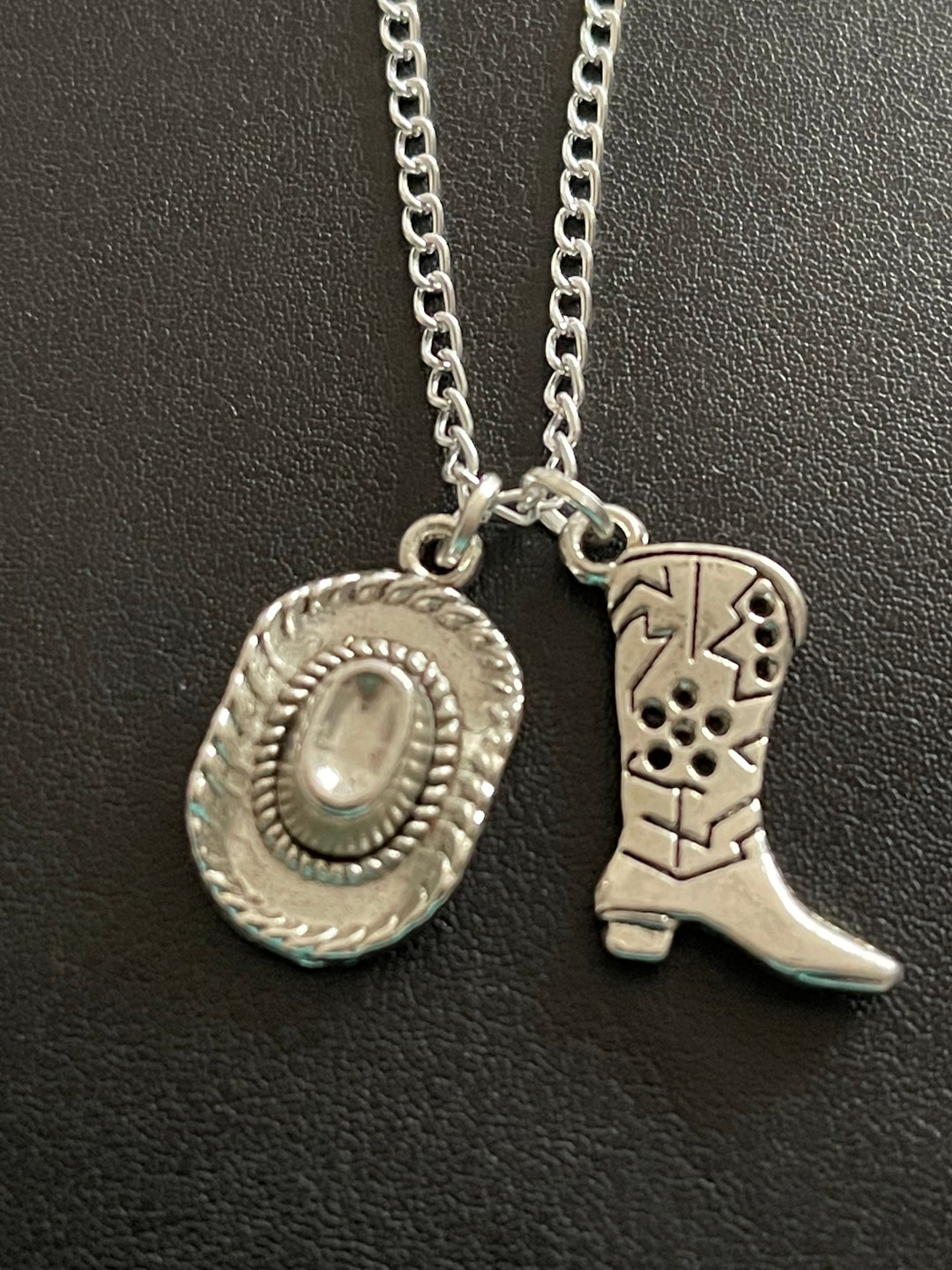 COUNTRY & WESTERN Collier pendentif, chapeau de cowboy et botte ...