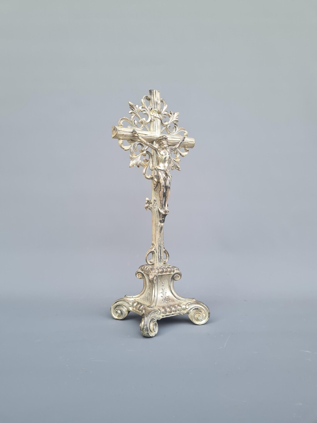 Standing Antique Religious Jesus Christ Cross Altar / Table Altar ...