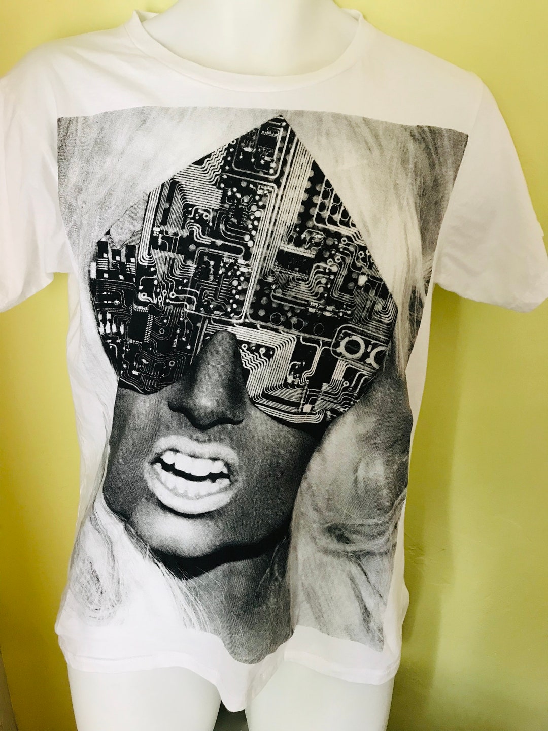 Lady Gaga V Mag Computer Chip Shirt RARE Tamaño - Etsy España