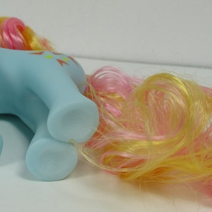 HQG1C Artistry Pony Rhyme Light Blue Geometric Shapes Classic Memphis ...