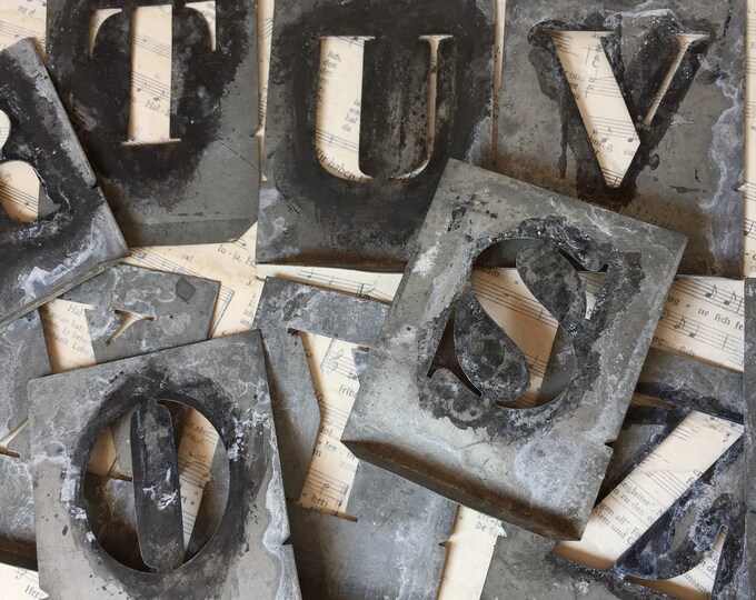 Uralte Buchstaben Schablone aus Zink, einzeln, Buchstabe, Alphabet ...